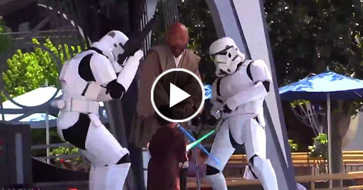Star Wars kind gaat volledig Sith Lord in Disneyland